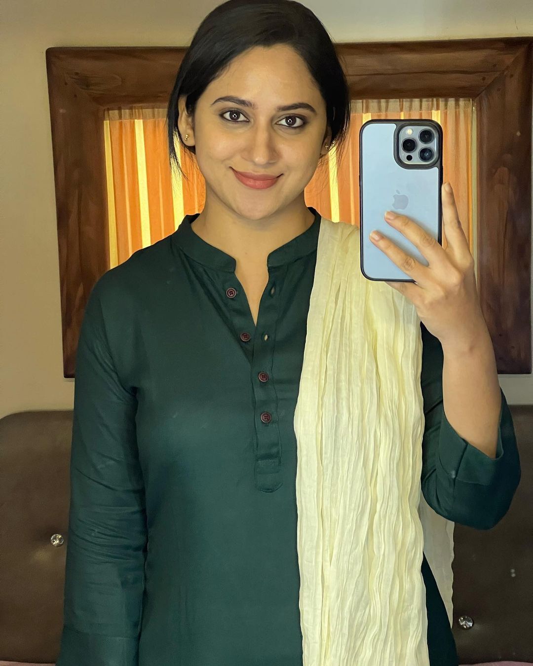 Miya George: കുറച്ചു സെല്‍ഫീസ് ഒരുമിച്ച് ഇട്ടാല്‍ കുഴപ്പമുണ്ടോ? ഇല്ലാലോ ...