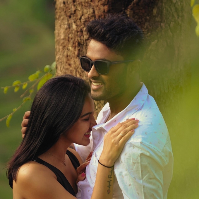 PHOTOS: காதலனுடன் ஓவர் ரொமான்ஸ் பண்ணும் 'துணிவு' பட நடிகை.. இணையத்தை ...