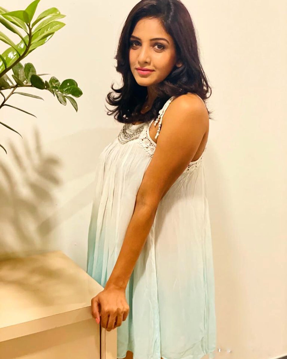 PHOTOS: காதலனுடன் ஓவர் ரொமான்ஸ் பண்ணும் 'துணிவு' பட நடிகை.. இணையத்தை ...