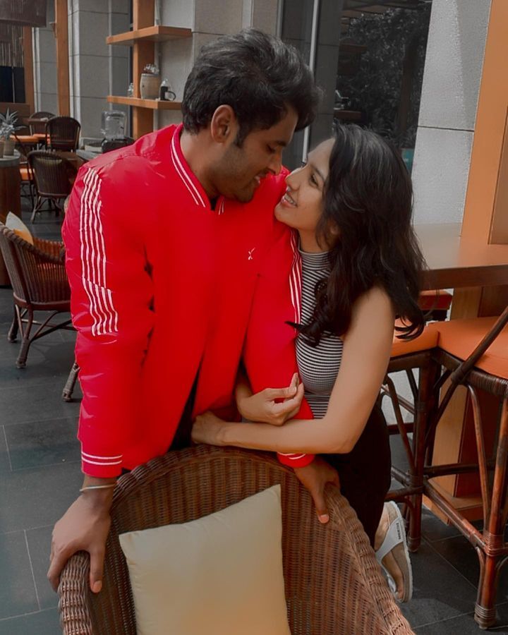 PHOTOS: காதலனுடன் ஓவர் ரொமான்ஸ் பண்ணும் 'துணிவு' பட நடிகை.. இணையத்தை ...