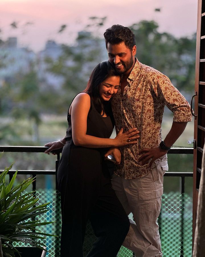 PHOTOS: காதலனுடன் ஓவர் ரொமான்ஸ் பண்ணும் 'துணிவு' பட நடிகை.. இணையத்தை ...