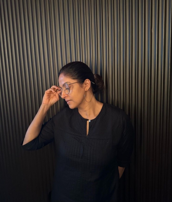 PHOTOS: இளம் நடிகைகளுக்கு டப் கொடுக்கும் நதியாவின் அழகிய குடும்ப ...