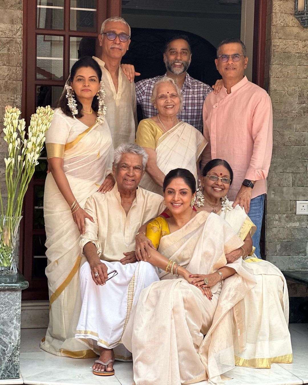 PHOTOS: இளம் நடிகைகளுக்கு டப் கொடுக்கும் நதியாவின் அழகிய குடும்ப ...