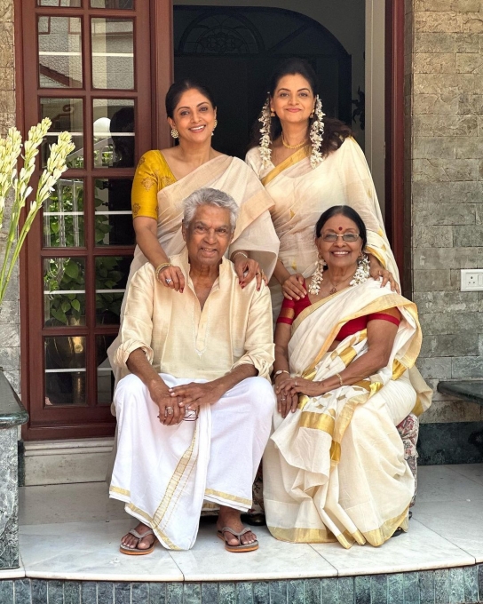 PHOTOS: இளம் நடிகைகளுக்கு டப் கொடுக்கும் நதியாவின் அழகிய குடும்ப ...