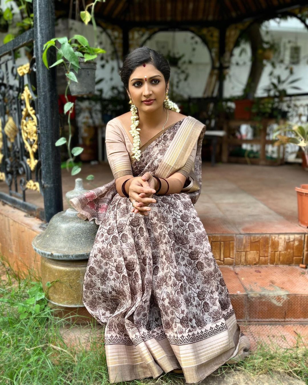 PHOTOS: செவ்வந்தி சீரியல் நடிகை குழந்தை பெயர் சூட்டு விழா.. ரெட் கலரில் ...