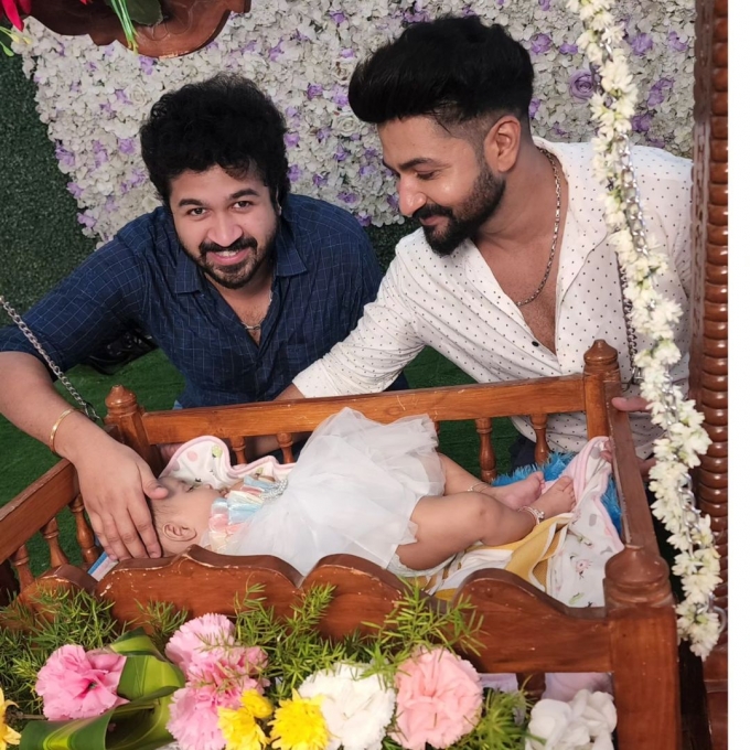 PHOTOS: செவ்வந்தி சீரியல் நடிகை குழந்தை பெயர் சூட்டு விழா.. ரெட் கலரில் ...