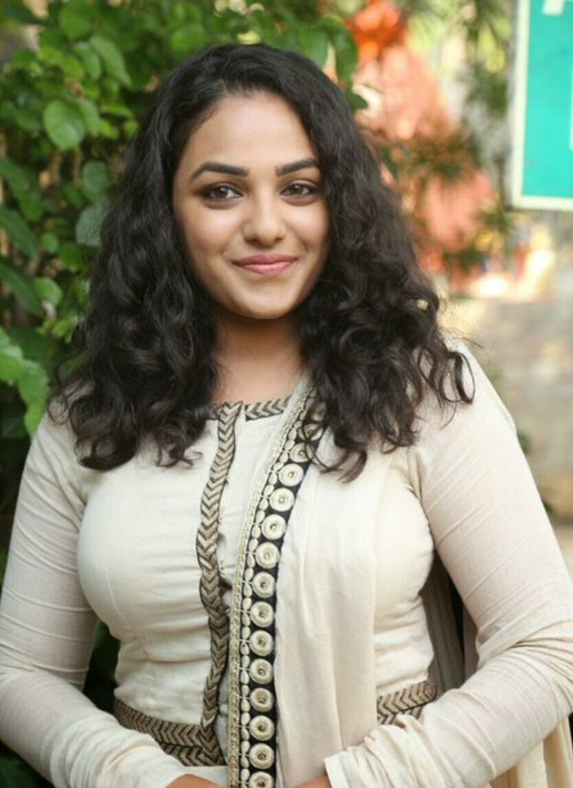 PHOTOS: தலை நிறைய மல்லிகை பூ.. பெங்காலி உடையில் அசத்தல் போட்டோஷூட் ...