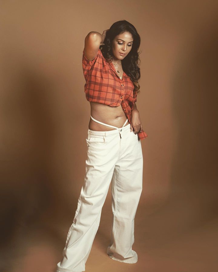 PHOTOS: வித்தியாசமான ட்ரெஸ்ஸில் நடிகை சாந்தினி.. தினுசு தினுசான புகைப்படம் இதோ! | Actress ...