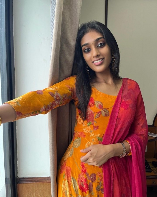 PHOTOS: நடிகை தேவதர்ஷினியின் மகளா இது? ஹீரோயினுக்கே டஃப் கொடுக்குறாங்களா! | Actress Devadarshini ...