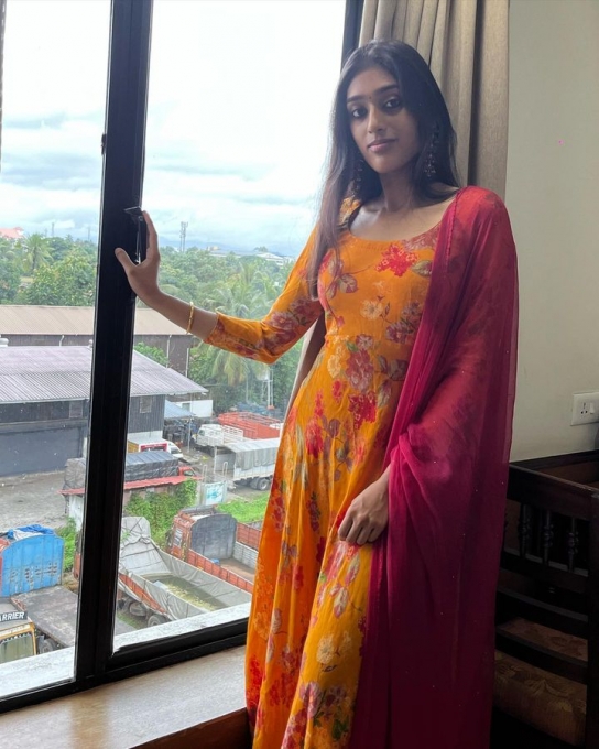 PHOTOS: நடிகை தேவதர்ஷினியின் மகளா இது? ஹீரோயினுக்கே டஃப் கொடுக்குறாங்களா! | Actress Devadarshini ...