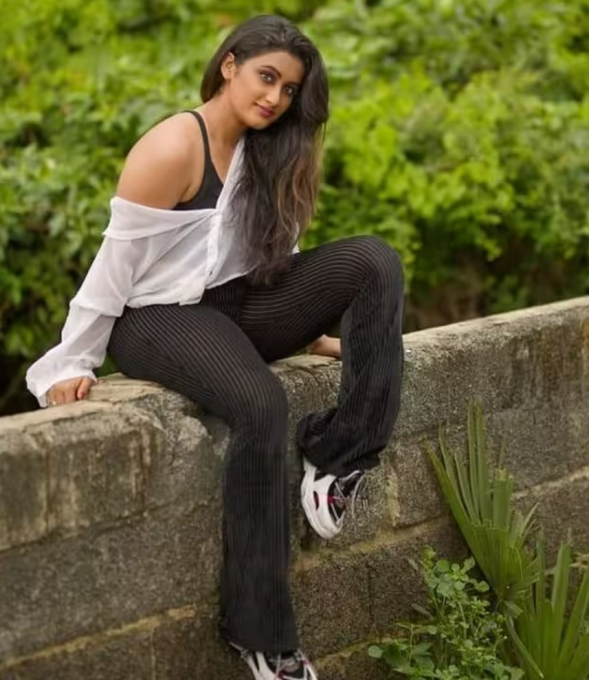 PHOTOS: 'தெய்வமகள்' அண்ணியாருக்கு இவ்வளவு அழகான மகளா? நடிகைகளே சரண்டர் ...