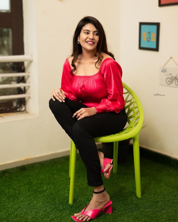 PHOTOS: மாடர்ன் ட்ரெஸ்ஸில் கலக்கல் போட்டோஷூட்.. சீரியல் நடிகை நிவிஷாவின் லேட்டஸ்ட் க்ளிக்ஸ் ...