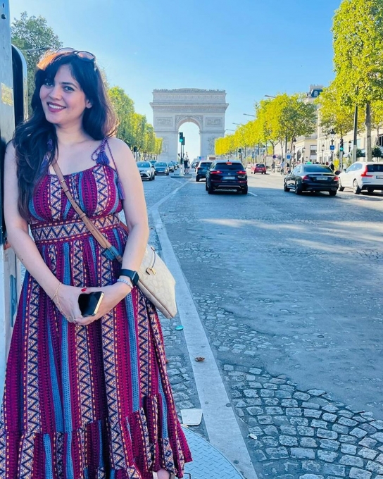 PHOTOS: பிரான்சில் இருந்து சொந்த ஊர் திரும்பிய பிக்பாஸ் பிரபலம் ...