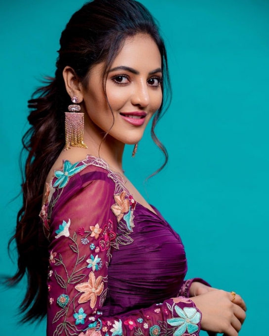 PHOTOS: ஆளை அசத்தும் போட்டோஷூட்.. கலர்புல் உடையில் விதவிதமாய் போஸ் கொடுத்த அதுல்யா ரவி ...