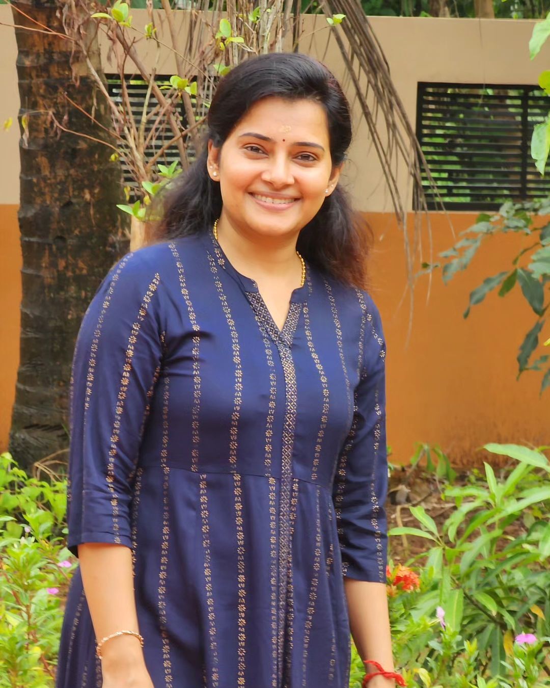 Photos கூலிங் க்ளாசில் கூலாக போஸ் கொடுத்த தாலாட்டு சீரியல் நடிகை இணையத்தை கலக்கும் லேட்டஸ்ட்