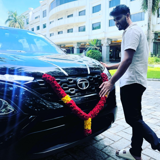 PHOTOS: புது கார் வாங்கிய பாவனி - அமீர் ஜோடி.. விலை இத்தனை லட்சமா ...