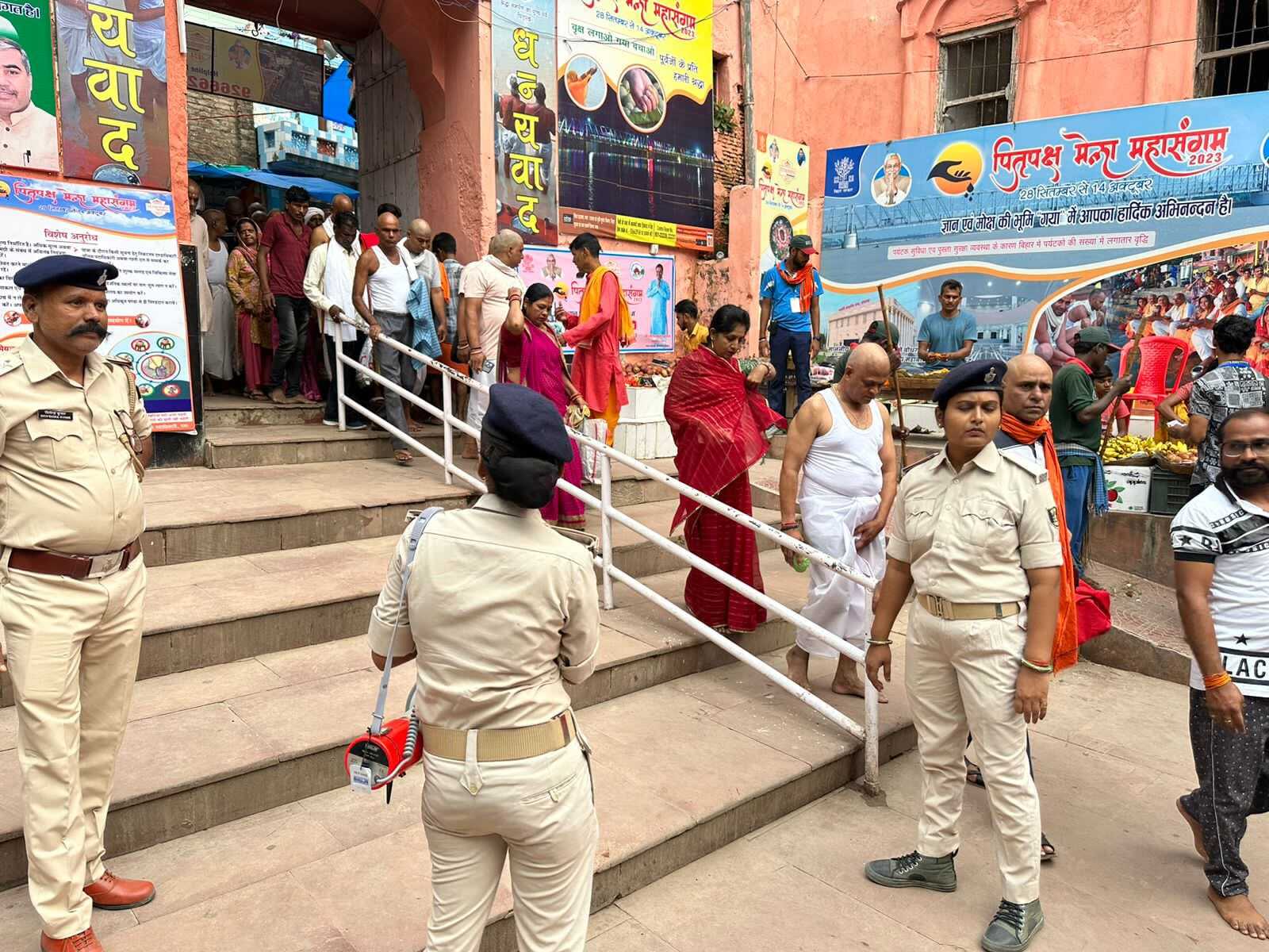 Pitrapkash Mela 2023: DM Gaya डॉ. त्यारगराजन ने जब अहले सुबह लिया घाटों का नज़ारा, देखिए शानदार ...