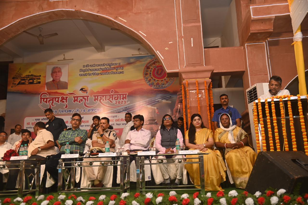 Pitrapkash Mela 2023: DM Gaya डॉ. त्यारगराजन ने जब अहले सुबह लिया घाटों ...