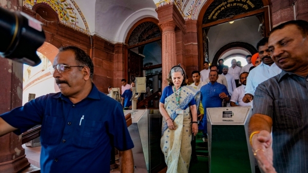 ನೂತನ ಸಂಸತ್‌ ಭವನದಲ್ಲಿ ಸೋನಿಯಾ ಗಾಂಧಿ ಖದರ್ ನೋಡಿ | See Sonia Gandhi Khadar ...