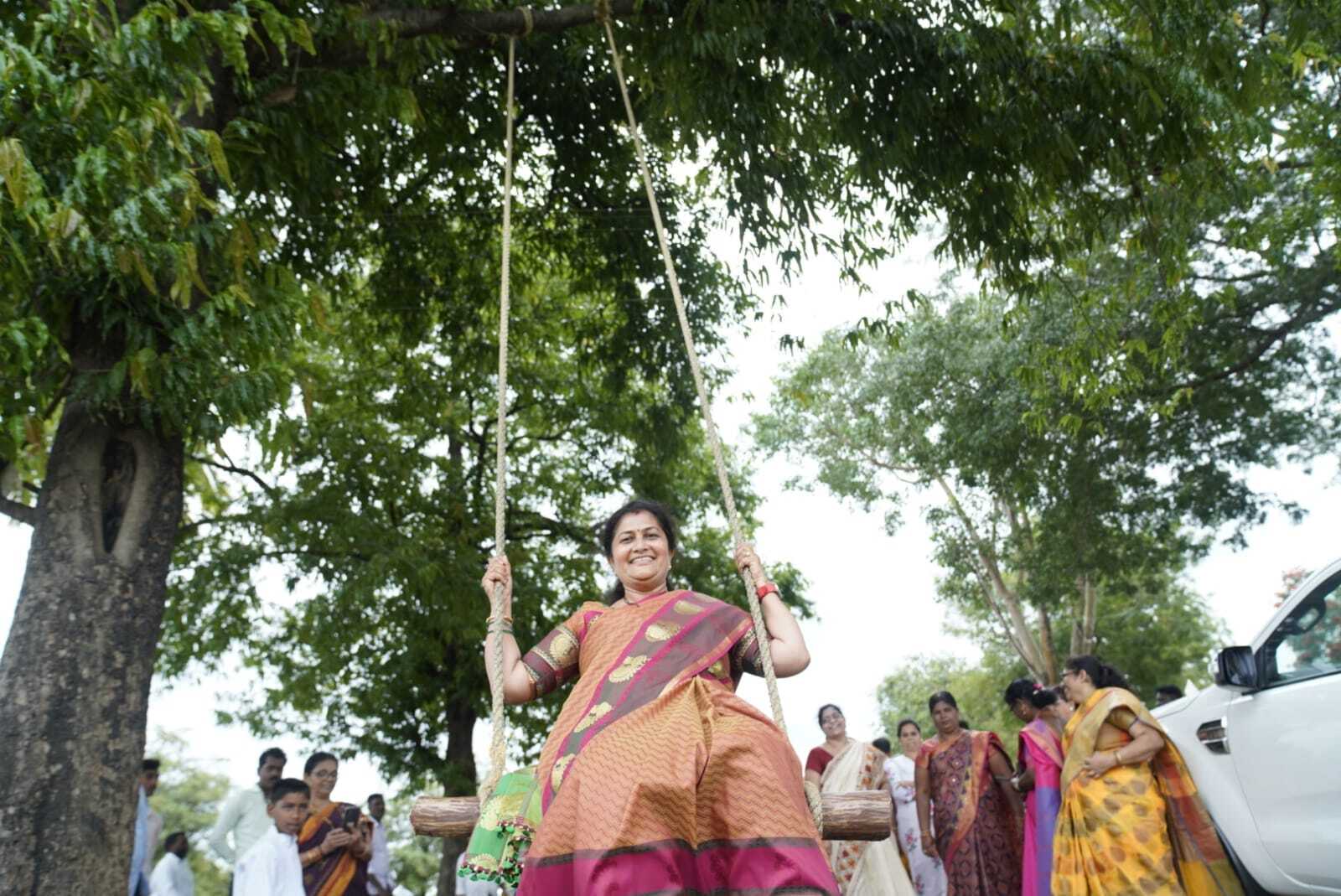 ಜೋಕಾಲಿ ಆಡಿ ಬಾಲ್ಯದ ನೆನಪು ಮೆಲಕು ಹಾಕಿದ ಹಾಕಿದ ಶಶಿಕಲಾ ಜೊಲ್ಲೆ | Shashikala ...