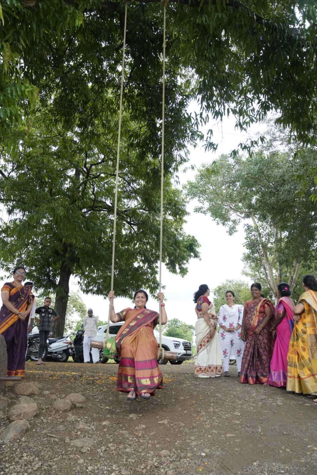 ಜೋಕಾಲಿ ಆಡಿ ಬಾಲ್ಯದ ನೆನಪು ಮೆಲಕು ಹಾಕಿದ ಹಾಕಿದ ಶಶಿಕಲಾ ಜೊಲ್ಲೆ | Shashikala ...
