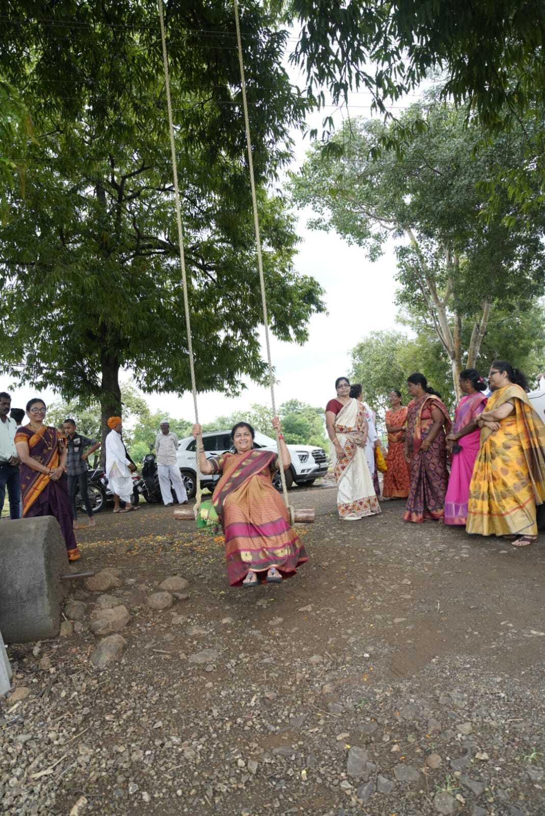 ಜೋಕಾಲಿ ಆಡಿ ಬಾಲ್ಯದ ನೆನಪು ಮೆಲಕು ಹಾಕಿದ ಹಾಕಿದ ಶಶಿಕಲಾ ಜೊಲ್ಲೆ | Shashikala ...