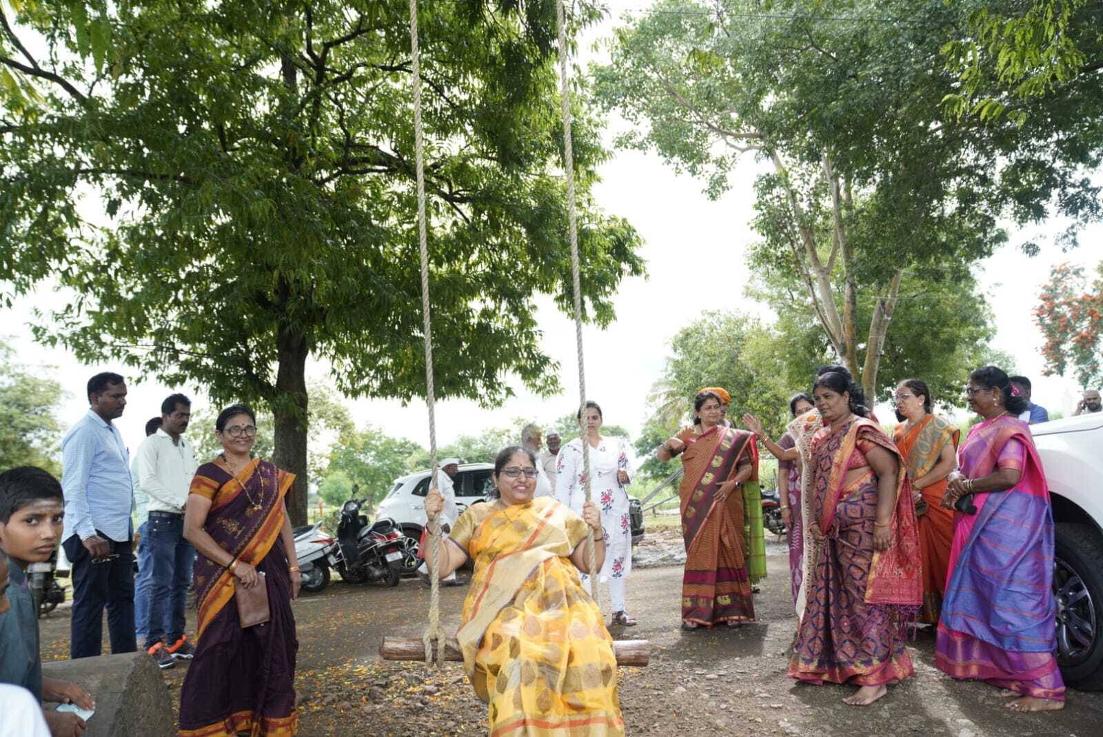 ಜೋಕಾಲಿ ಆಡಿ ಬಾಲ್ಯದ ನೆನಪು ಮೆಲಕು ಹಾಕಿದ ಹಾಕಿದ ಶಶಿಕಲಾ ಜೊಲ್ಲೆ | Shashikala ...