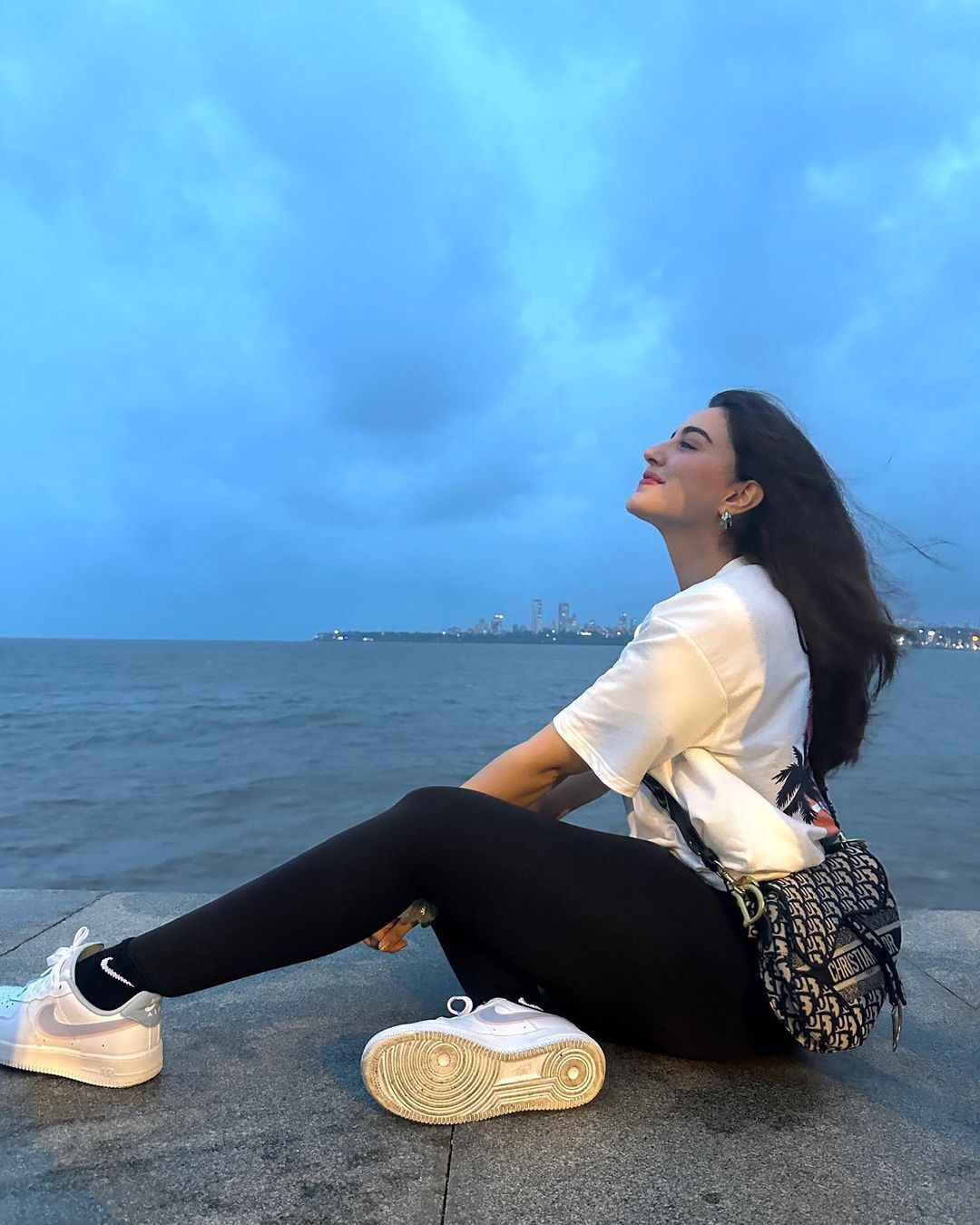 మత్తెక్కించే అందాలతో మైమరిపిస్తున్న సామ్రీన్ కౌర్. | Actress Samreen ...