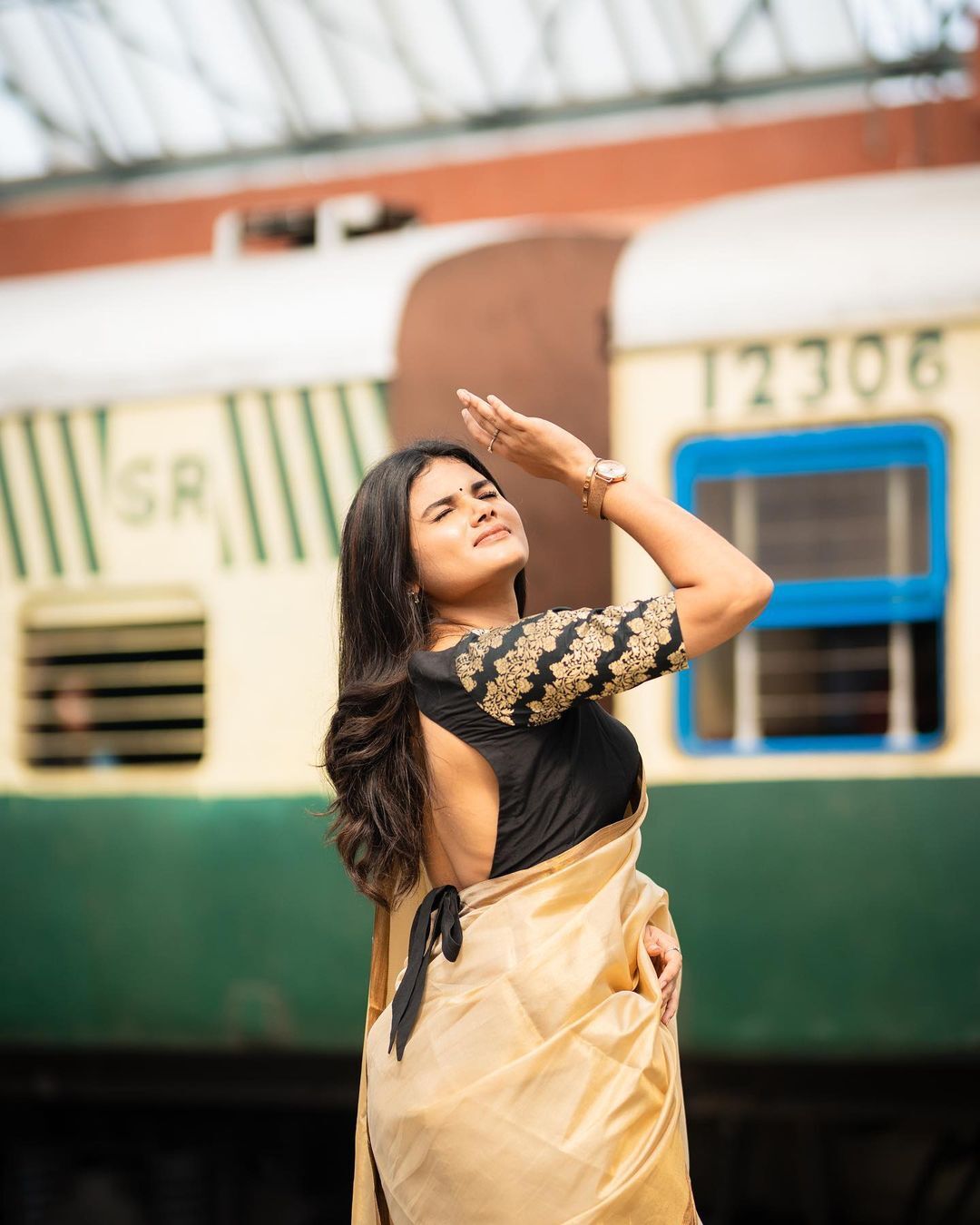 PHOTOS: துபாயில் ஸ்டன்னிங் லுக்.. லைக்குகளை குவிக்கும் பாக்கியலட்சுமி ...