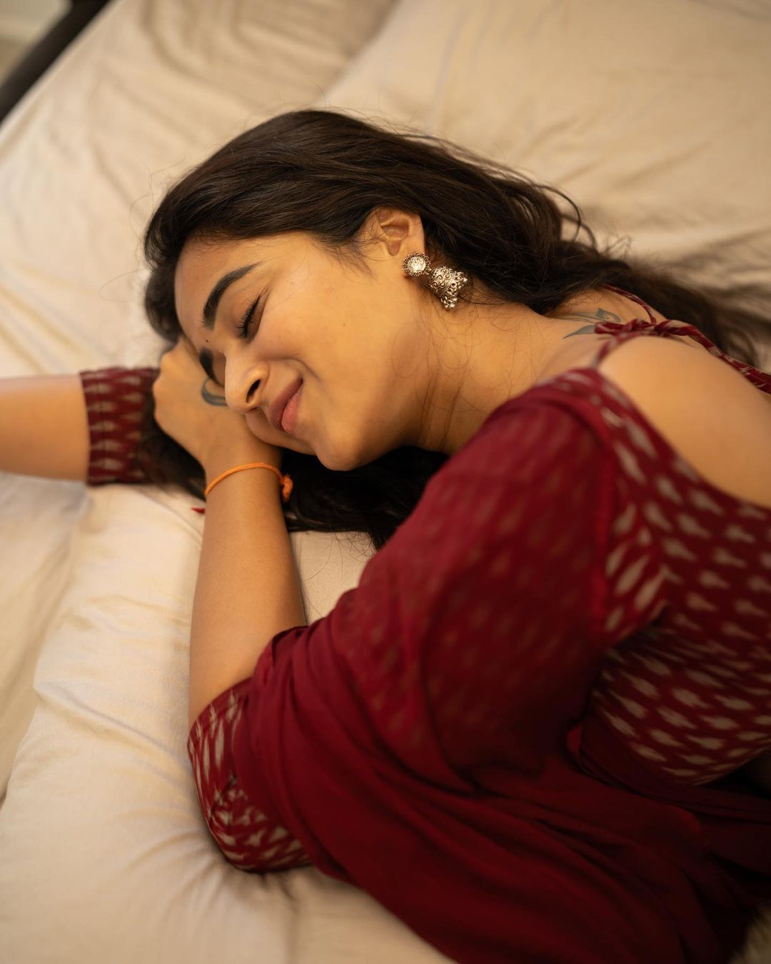 బెడ్‌రూమ్‌లో రెచ్చిపోయిన దీప్తి సునైనా.. అందాల ప్రదర్శనతో పిచ్చెక్కిస్తున్న బ్యూటీ..! | Actress ...