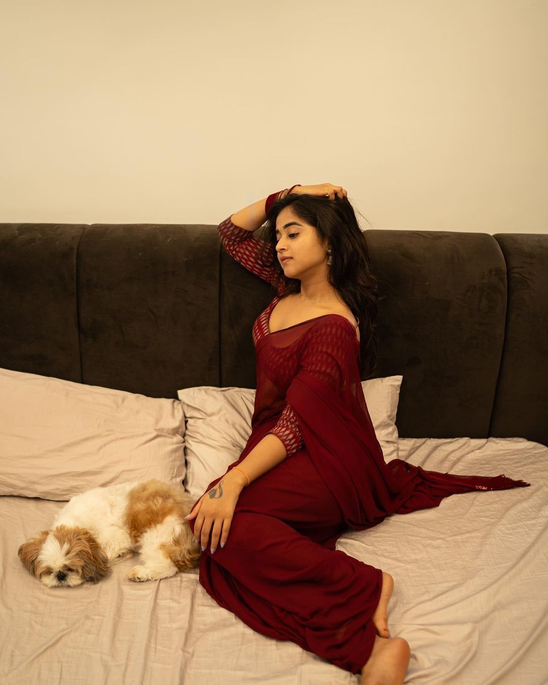 బెడ్‌రూమ్‌లో రెచ్చిపోయిన దీప్తి సునైనా.. అందాల ప్రదర్శనతో పిచ్చెక్కిస్తున్న బ్యూటీ..! | Actress ...