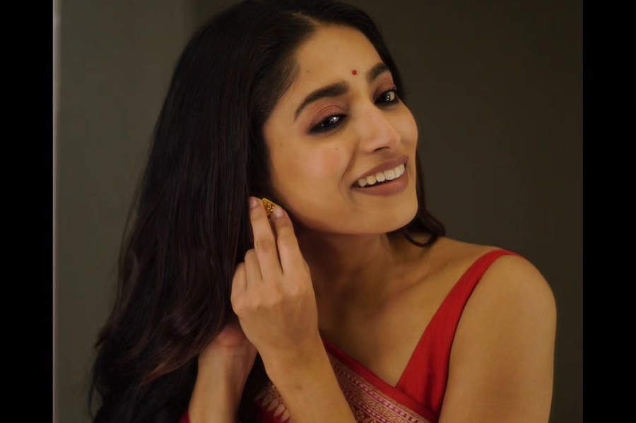 লাল শাড়িতে অপরূপা ইশা, মায়াবী অবতারে মজেছেন নেটবাসী | Actress Ishaa ...