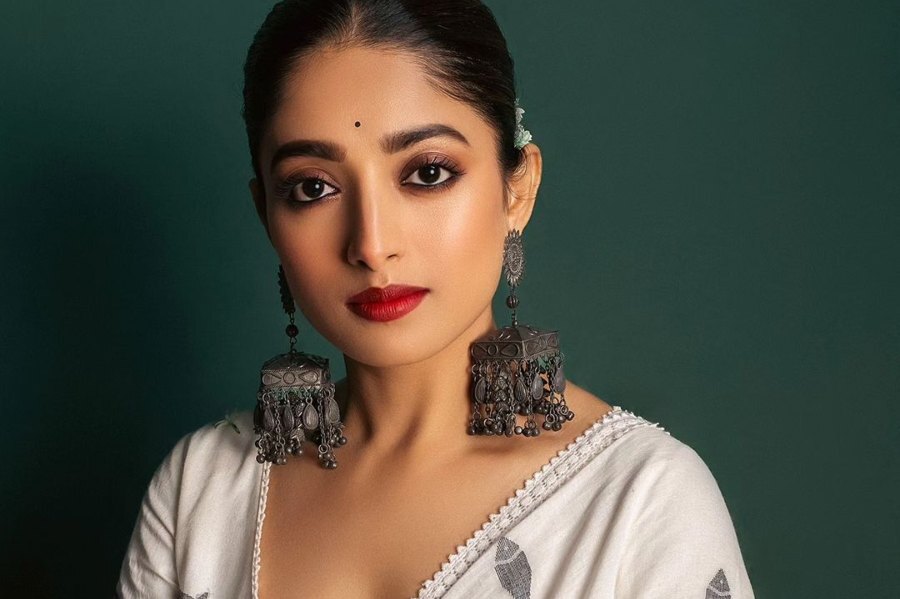 লাল শাড়িতে অপরূপা ইশা, মায়াবী অবতারে মজেছেন নেটবাসী | Actress Ishaa ...