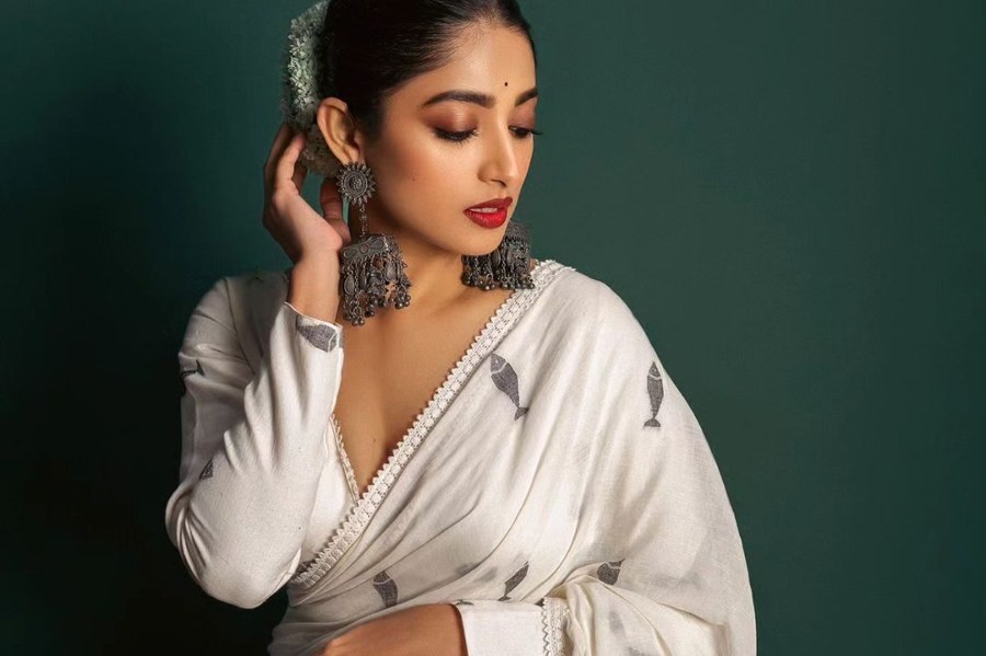 লাল শাড়িতে অপরূপা ইশা, মায়াবী অবতারে মজেছেন নেটবাসী | Actress Ishaa ...