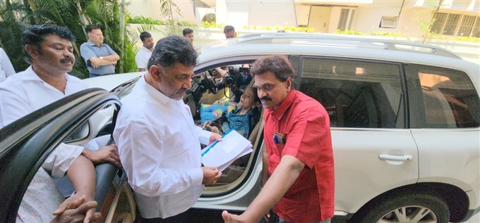 ಅನಾರೋಗ್ಯದ ನಡುವೆಯೂ ಡಿಕೆ ಶಿವಕುಮಾರ್‌ರನ್ನು ಭೇಟಿಯಾದ ಹಿರಿಯ ನಟಿ ಲೀಲಾವತಿ ...