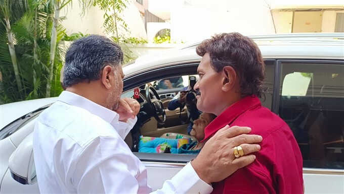 ಅನಾರೋಗ್ಯದ ನಡುವೆಯೂ ಡಿಕೆ ಶಿವಕುಮಾರ್‌ರನ್ನು ಭೇಟಿಯಾದ ಹಿರಿಯ ನಟಿ ಲೀಲಾವತಿ ...