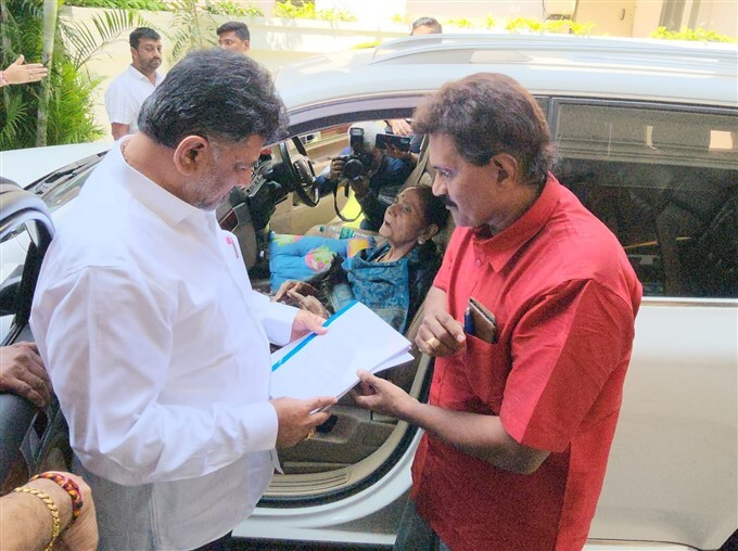 ಅನಾರೋಗ್ಯದ ನಡುವೆಯೂ ಡಿಕೆ ಶಿವಕುಮಾರ್‌ರನ್ನು ಭೇಟಿಯಾದ ಹಿರಿಯ ನಟಿ ಲೀಲಾವತಿ ...