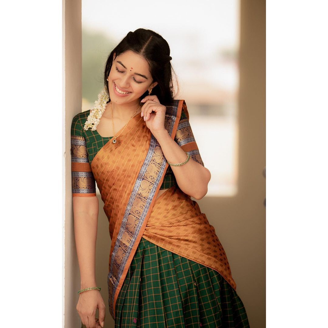 PHOTOS: தாவணியில் க்யூட்டான சிரிப்பு.. நடிகை மிருணாளினி ரவியின் ட்ரெடிஷனல் க்ளிக்ஸ் | Actress ...