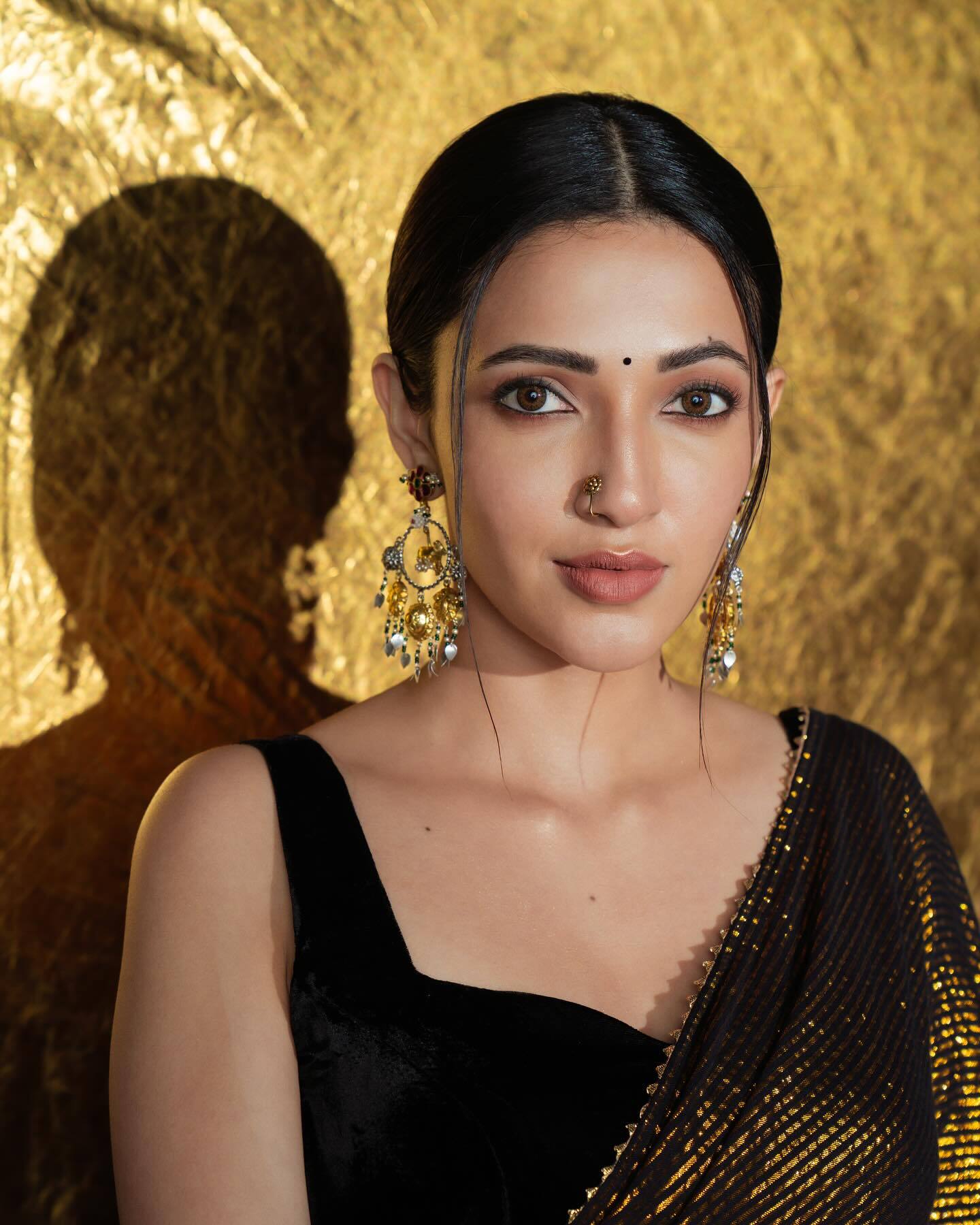 చీరకట్టులో నేహా శెట్టి వలపుల జాతర.. ముద్దుగుమ్ము ఫుల్ జోరులో ఉందిలే ...