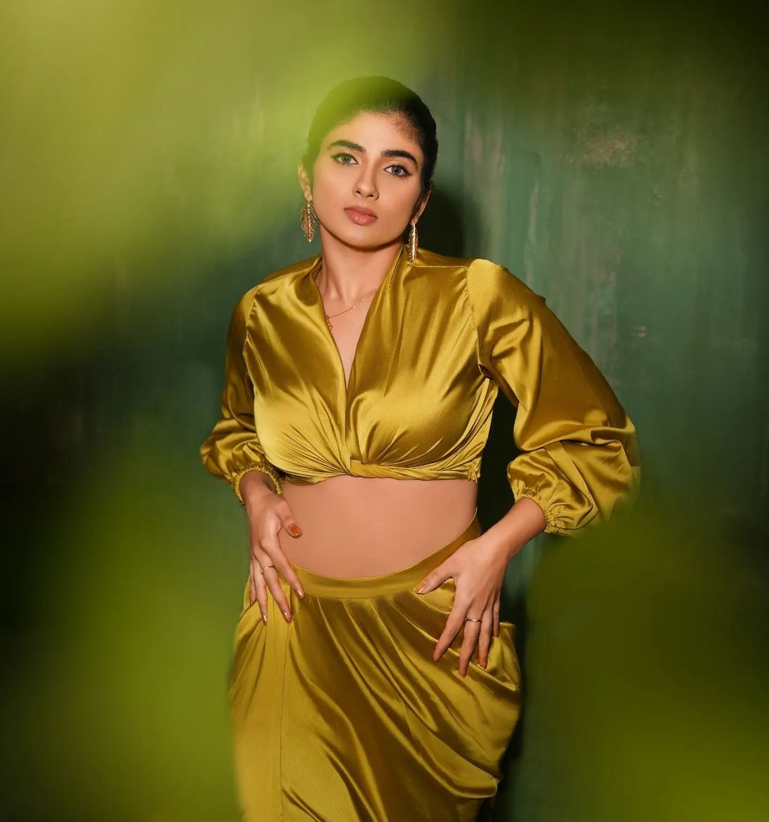 ప్రగ్యా నగ్రా పరువాల జాతర.. డోస్ రెట్టింపు చేసి మరి రెచ్చిపోతుందిగా ...