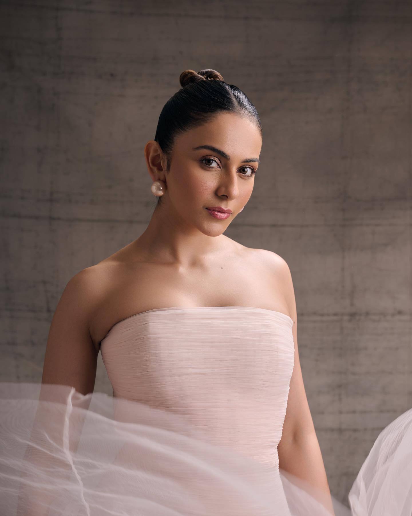 ఓర చూపులతో ఊరించేస్తున్న రకుల్ ప్రీత్ సింగ్. | Actress Rakul Preet Sing Stunning Looks Viral ...