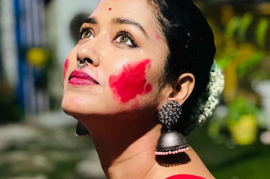 লাল শাড়িতে অনন্যা সোহিনী, সোশ্যাল মিডিয়ায় ধরা দিলেন এক নতুন লুকে ...