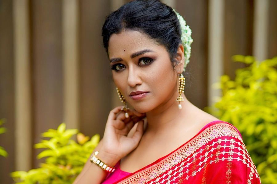 লাল শাড়িতে অনন্যা সোহিনী, সোশ্যাল মিডিয়ায় ধরা দিলেন এক নতুন লুকে ...