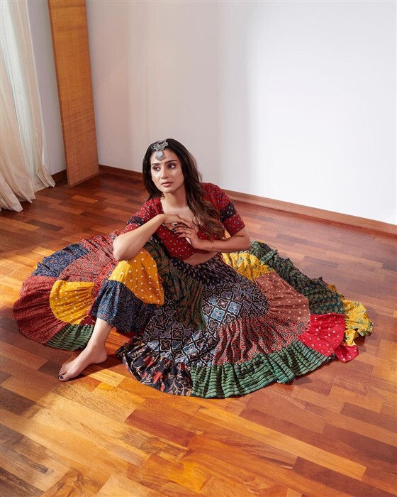 Aditi Ravi: ആകെ മൊത്തം കളര്‍ഫുള്ളായി നവരാത്രി വൈബില്‍ അദിതിയുടെ പുത്തന് ...
