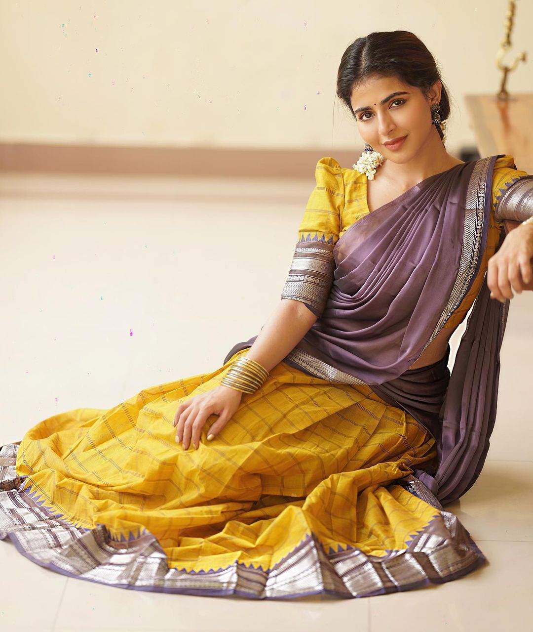 లంగా ఓణీలో ఐశ్వర్య మీనన్ అందాల మెరుపులు.. | Aishwarya Menon Looks ...