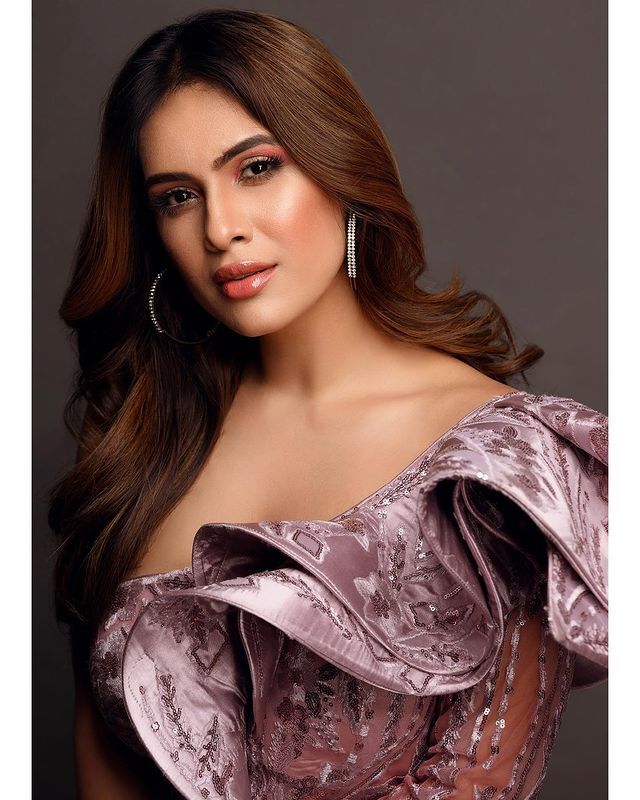 नेहा मलिक ने ऑफ शोल्डर गाउन पहन बढ़ाया सोशल मीडिया का टैम्परेचर ...