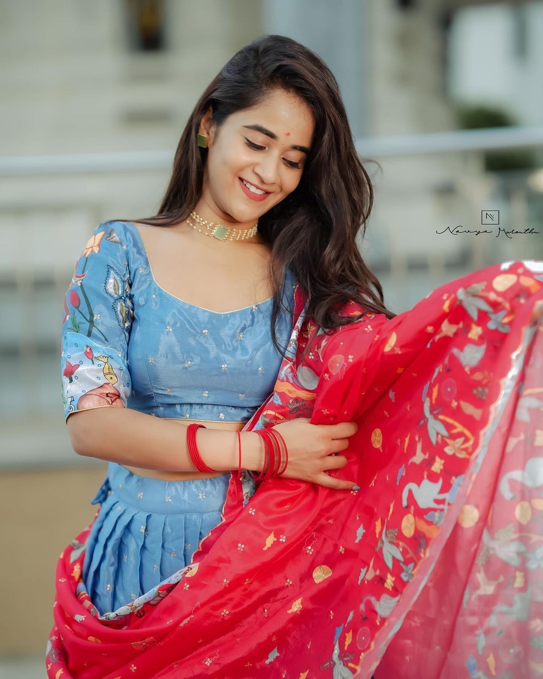 కవ్వించే అందాలతో మైమరిపిస్తున్న దీప్తి సునైనా | Deepti Sunaina Is ...