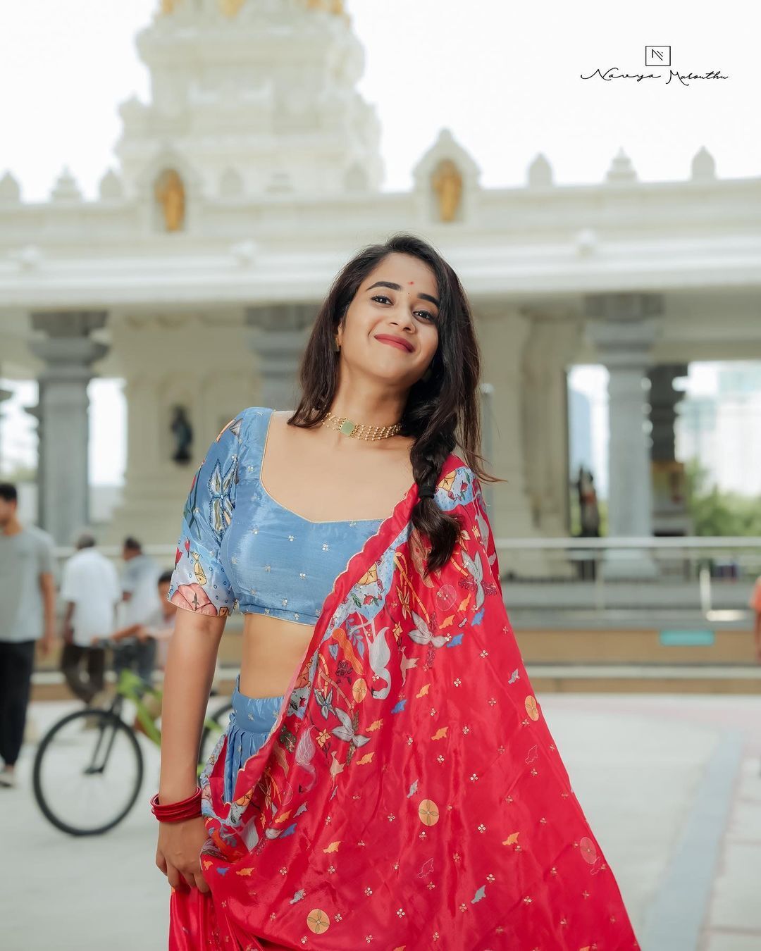 కవ్వించే అందాలతో మైమరిపిస్తున్న దీప్తి సునైనా | Deepti Sunaina Is ...