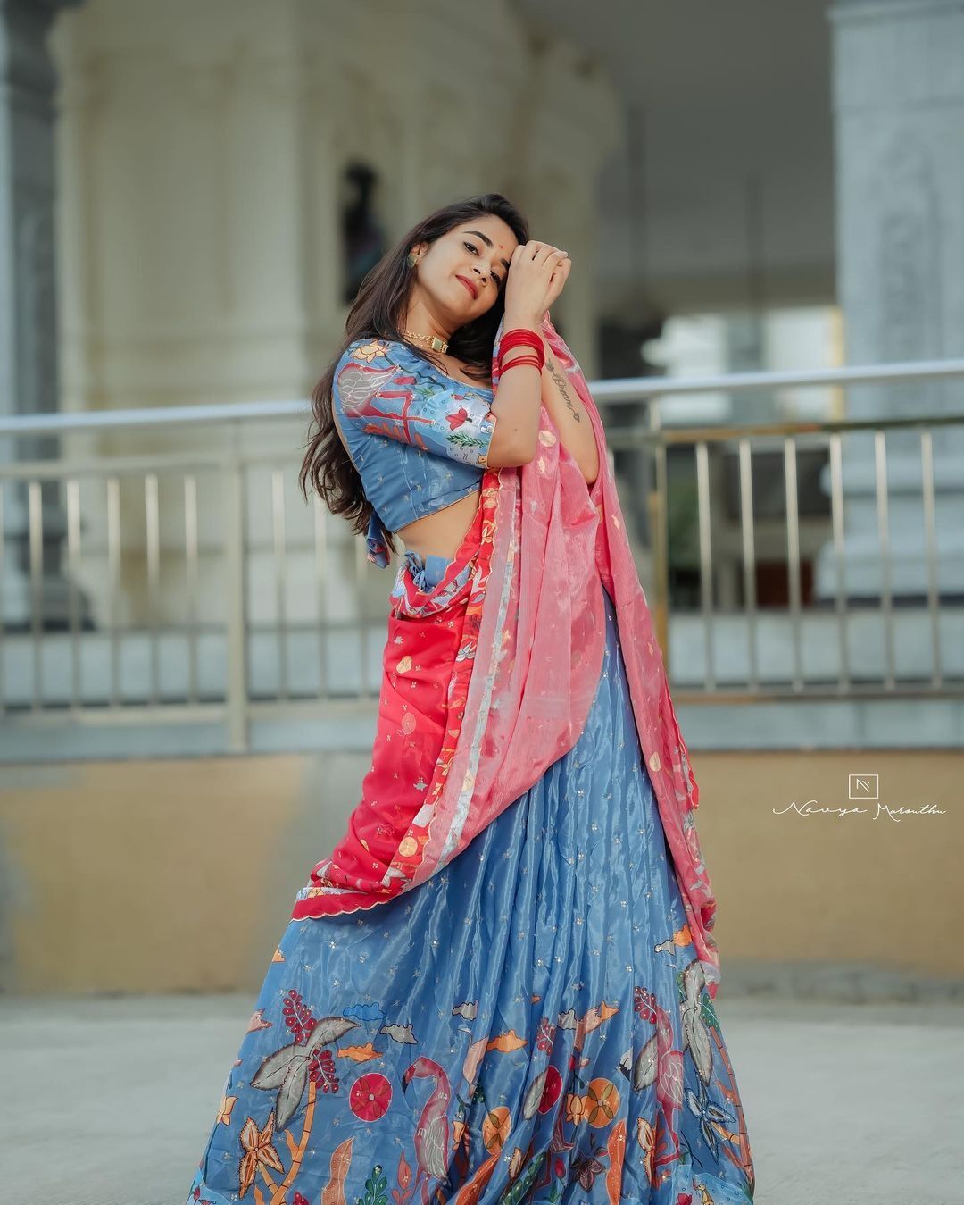 కవ్వించే అందాలతో మైమరిపిస్తున్న దీప్తి సునైనా | Deepti Sunaina Is ...