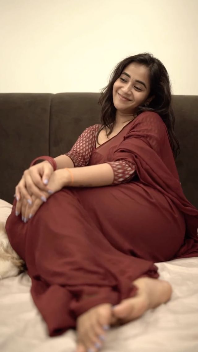 కవ్వించే అందాలతో మైమరిపిస్తున్న దీప్తి సునైనా | Deepti Sunaina Is ...